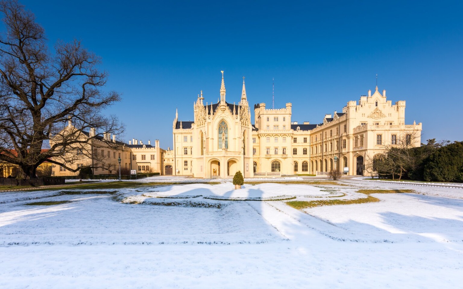 Pobyt u zámku Lednice s vínem a bowlingem | TRAVELKING